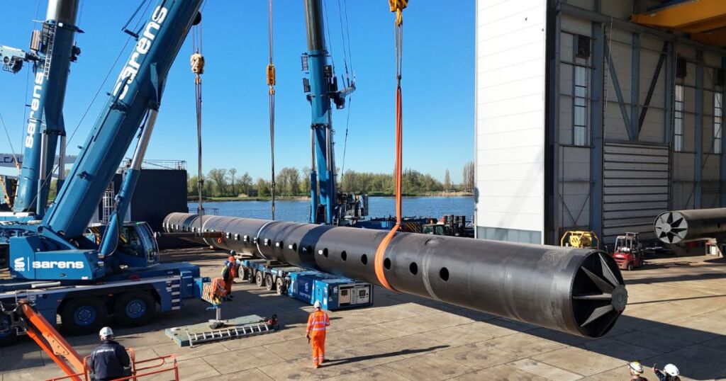Lifting operation of a set of spud legs - Neptune Marine